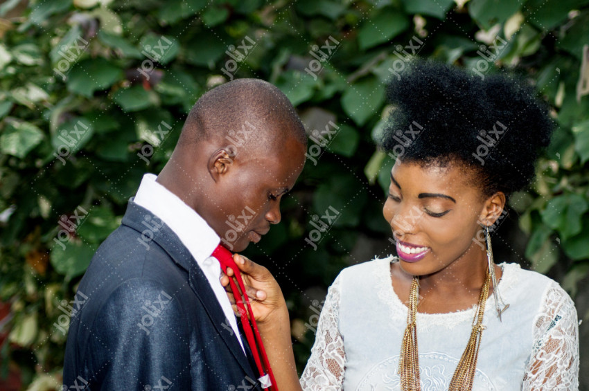 Une jeune femme souriante arrange la cravate de son amie - Photo #14501 ...
